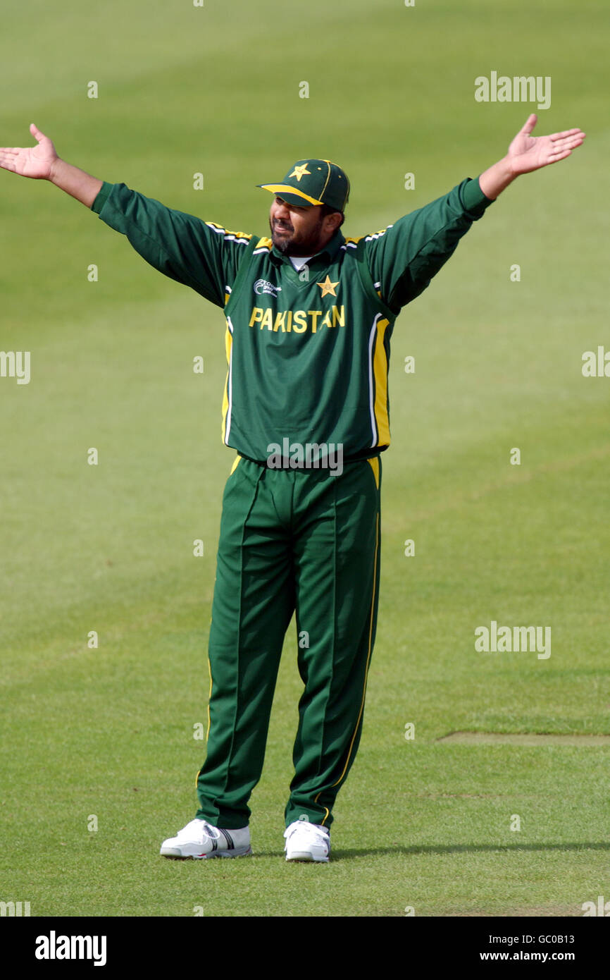 Cricket full length stock point hi-res stock photography and images - Alamy