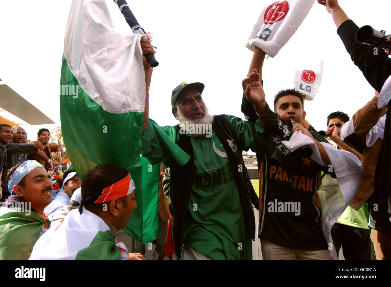 Pakistan fans cheer on their team hi-res stock photography and images ...