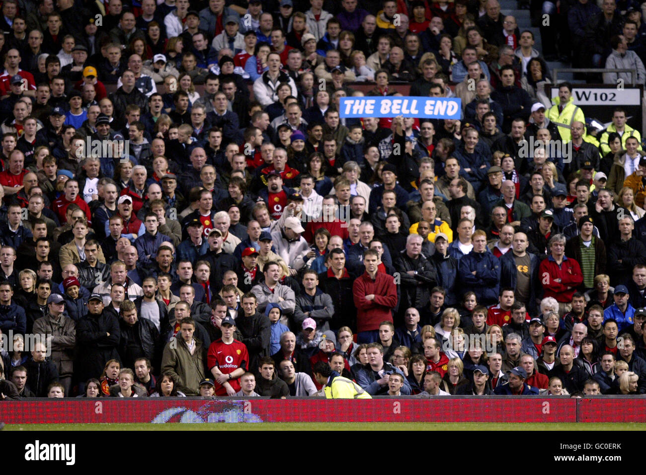 Manchester united fans watch there team hi-res stock photography and ...