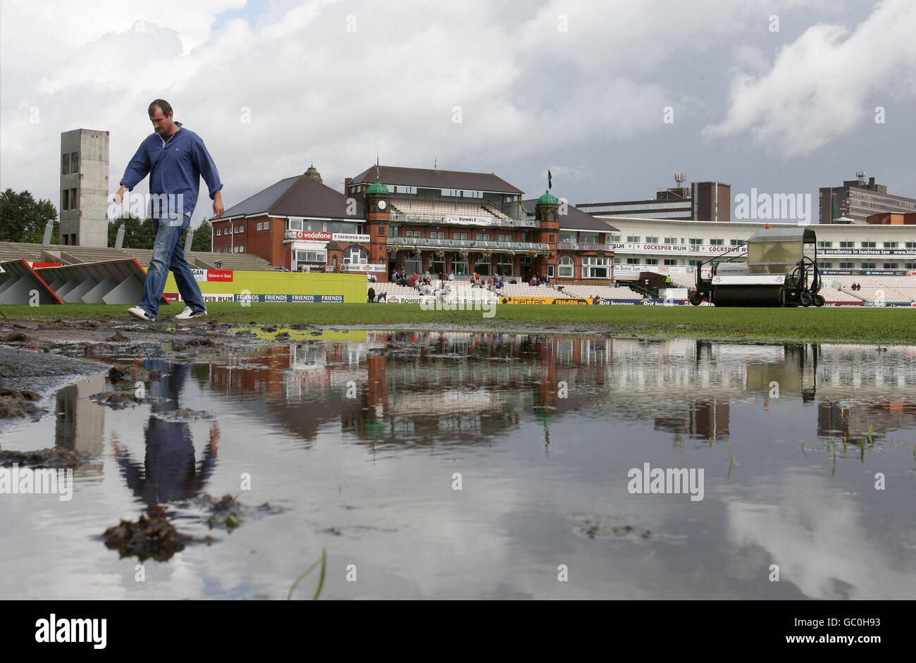 Sport cricket bad weather rain cricket ground hi-res stock photography ...