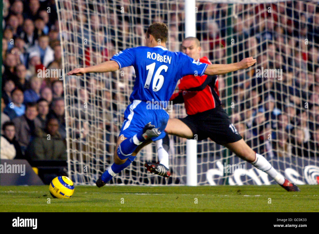 Chelsea's Arjen Robben (l) comes one to one with Fulham goalkeeper Mark ...