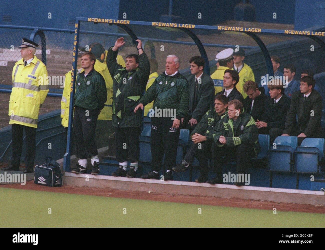 SCOTTISH SOCCER. LOU MACARI, CELTIC MANAGER ON BENCH (ARMS RAISED Stock ...