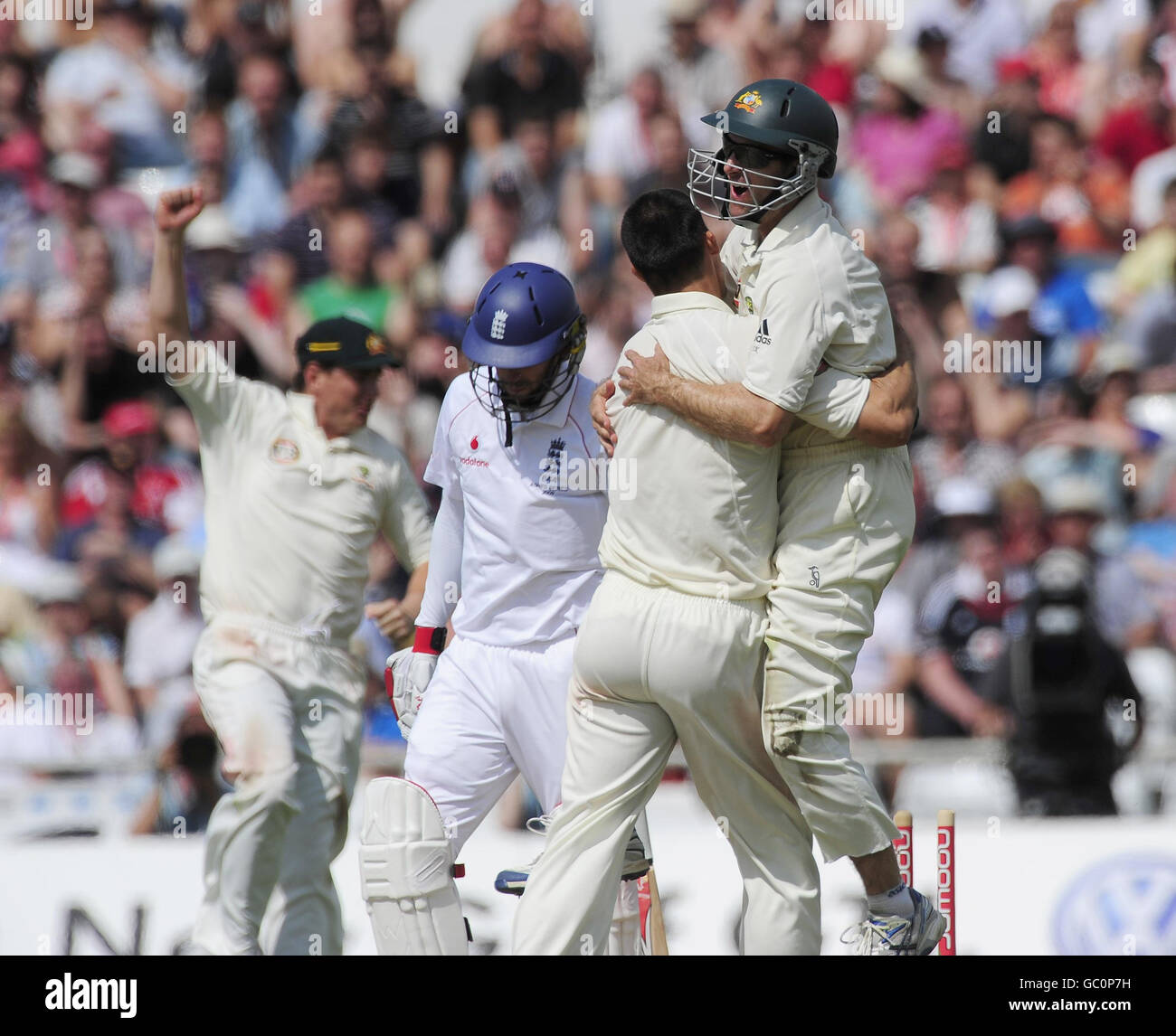 Cricket england players teammates hug hugging celebrate celebrating hi ...