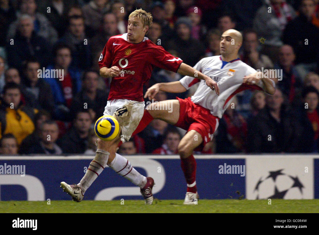 Manchester United's Alan Smith (l) gets away from Olympique Lyonnais ...