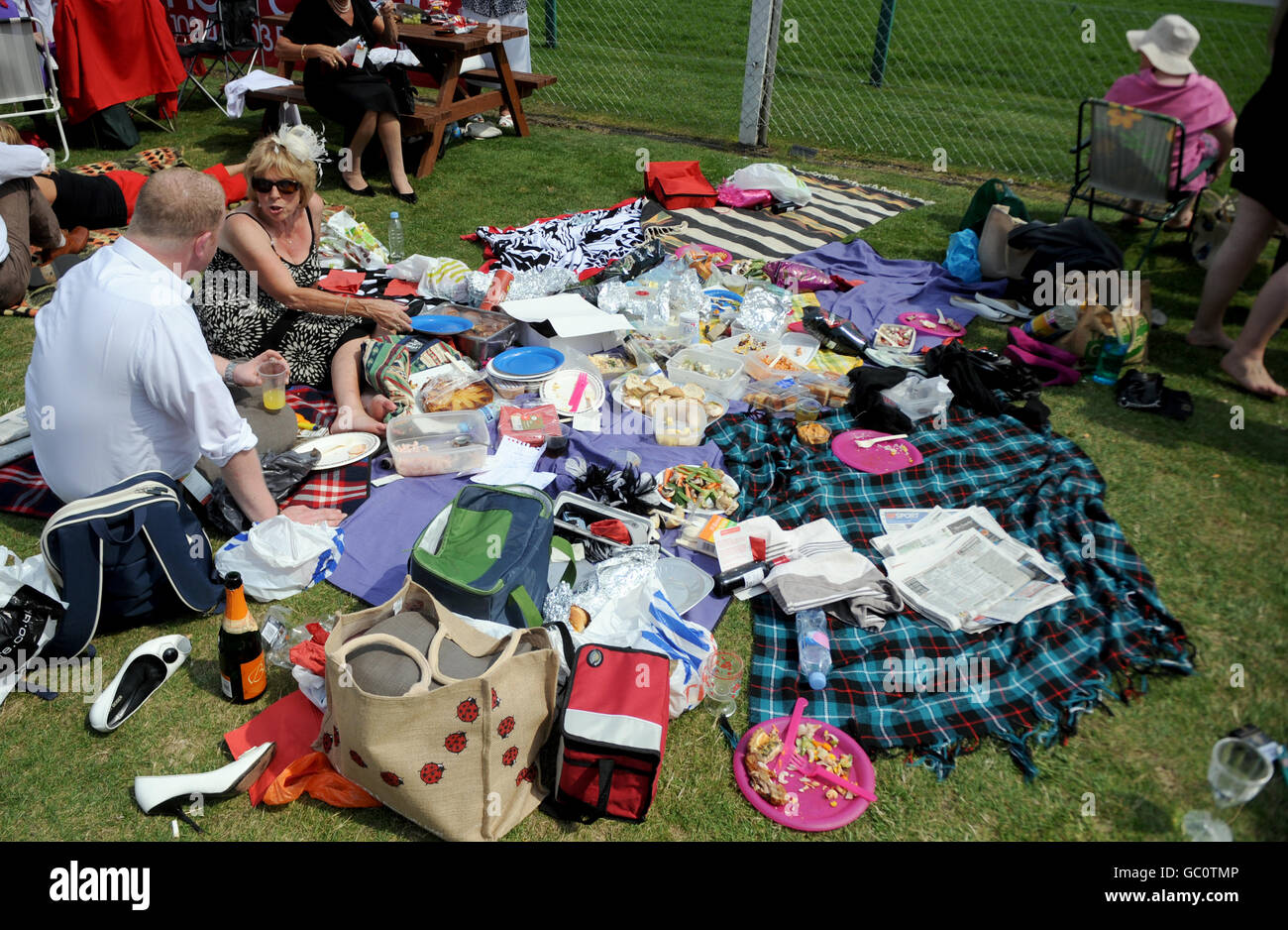 Racegoers enjoy a picnic at brighton racecourse hi-res stock ...