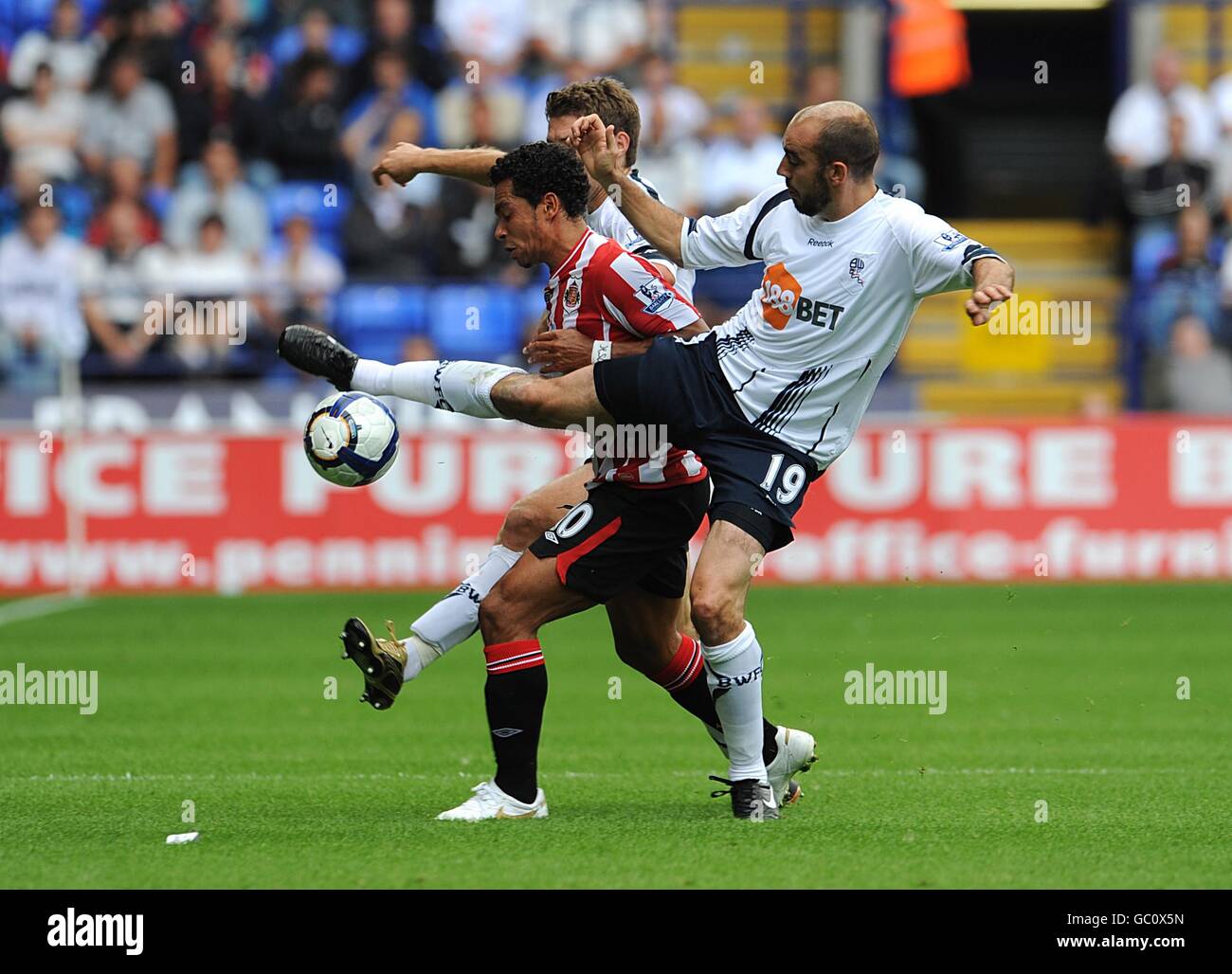 Sunderland's Kieran Richardson (centre) battles for the ball with ...