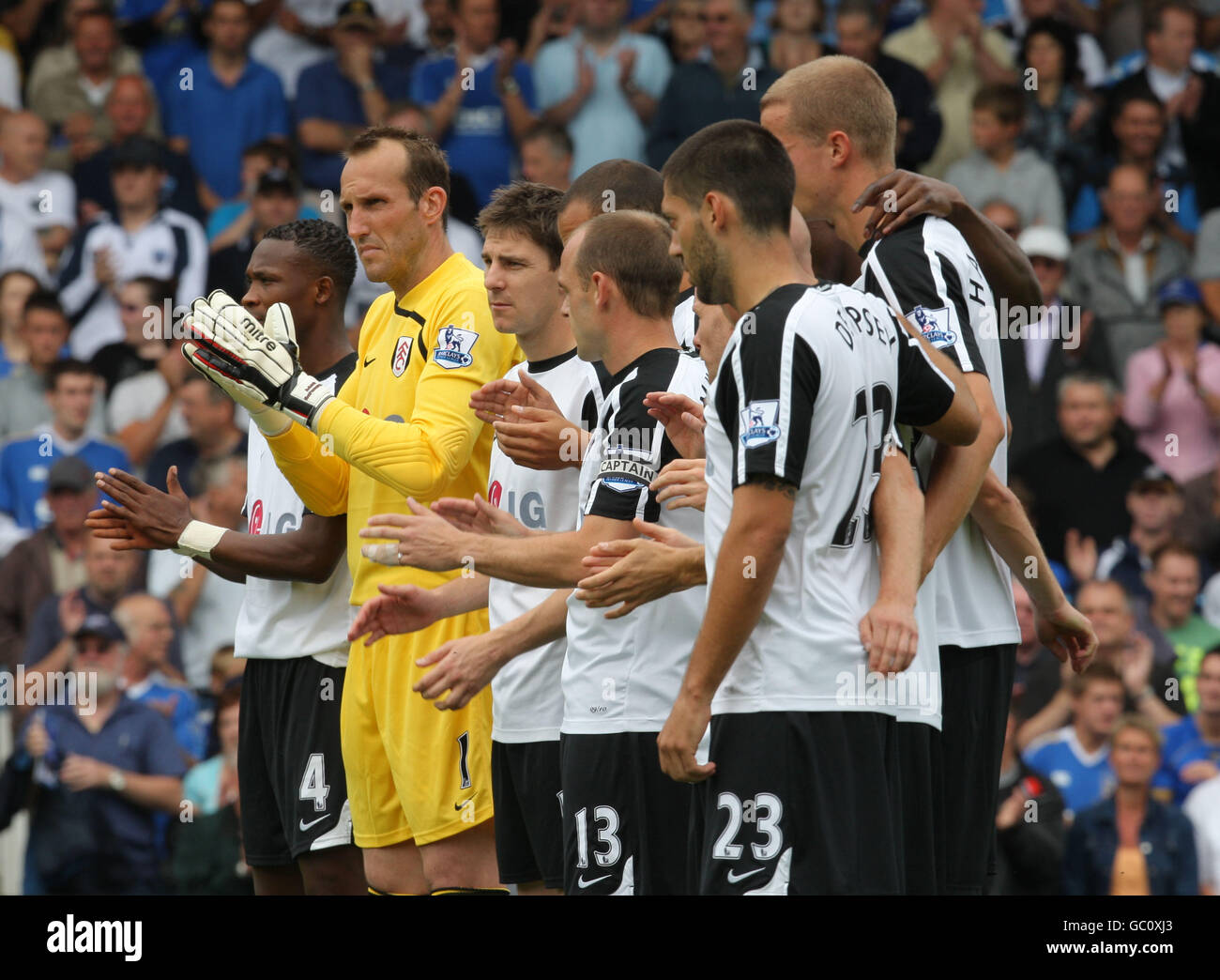 Fulham players join in the minutes applause for Sir Bobby Robson Stock ...