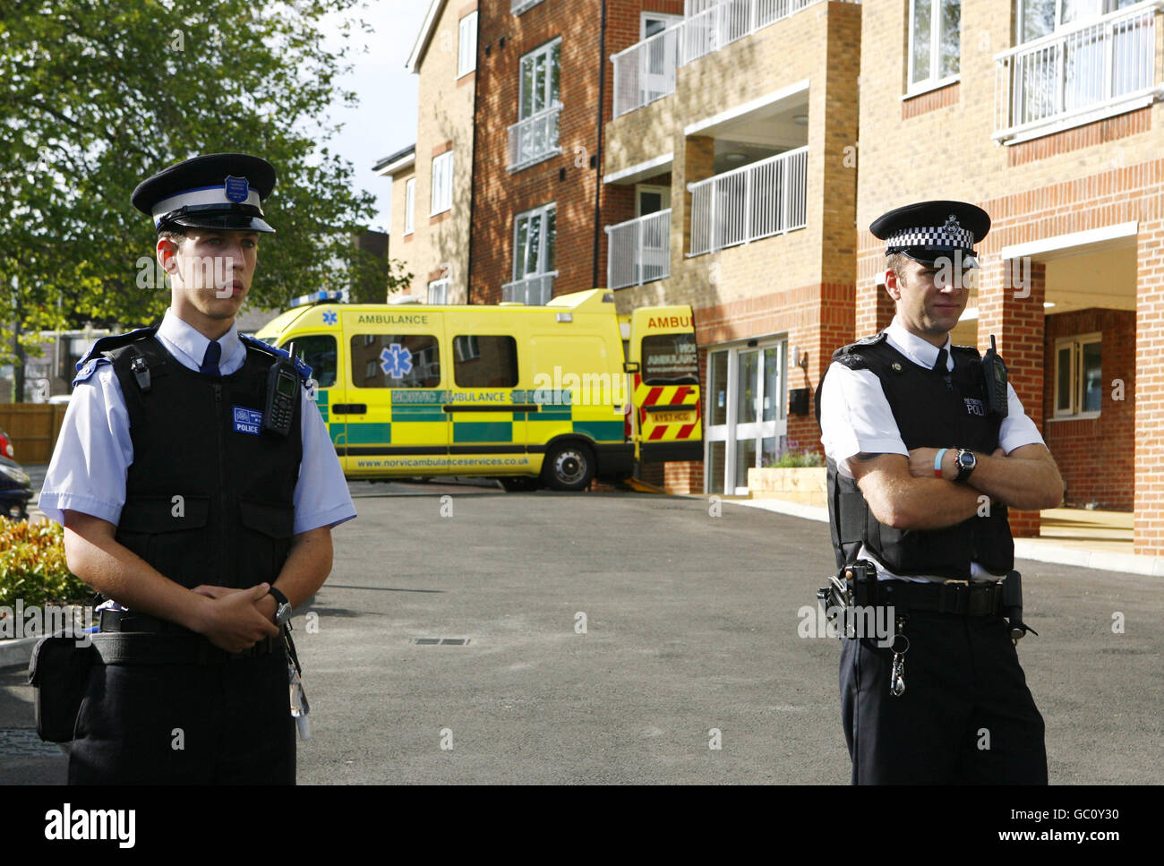 Police officers outside the nursing home where Great Train Robber ...
