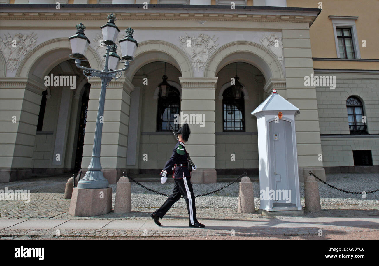 Guard outside the royal palace in oslo city centre norway hi-res stock ...