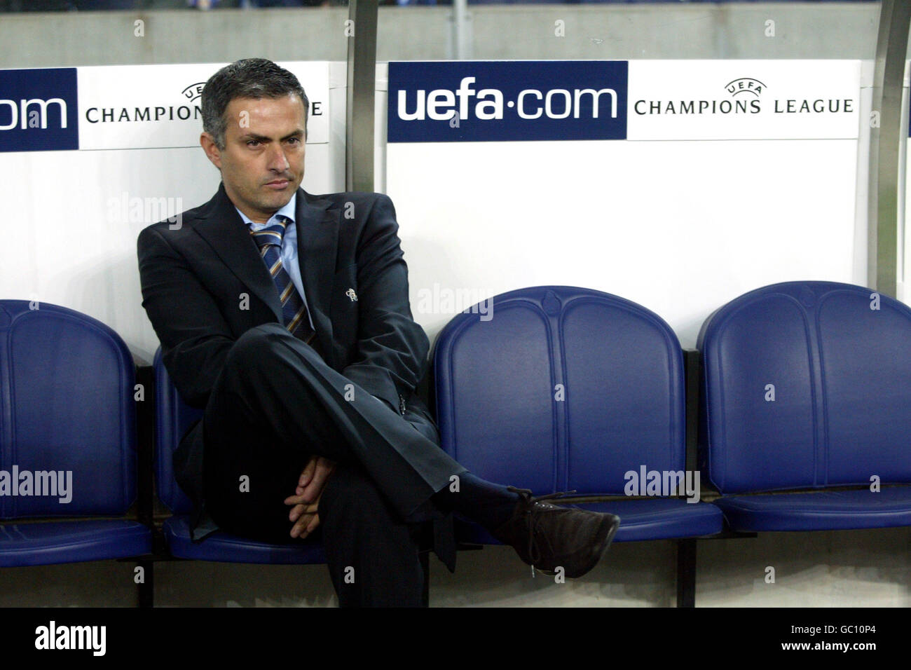 Chelsea fc bench hi-res stock photography and images - Alamy