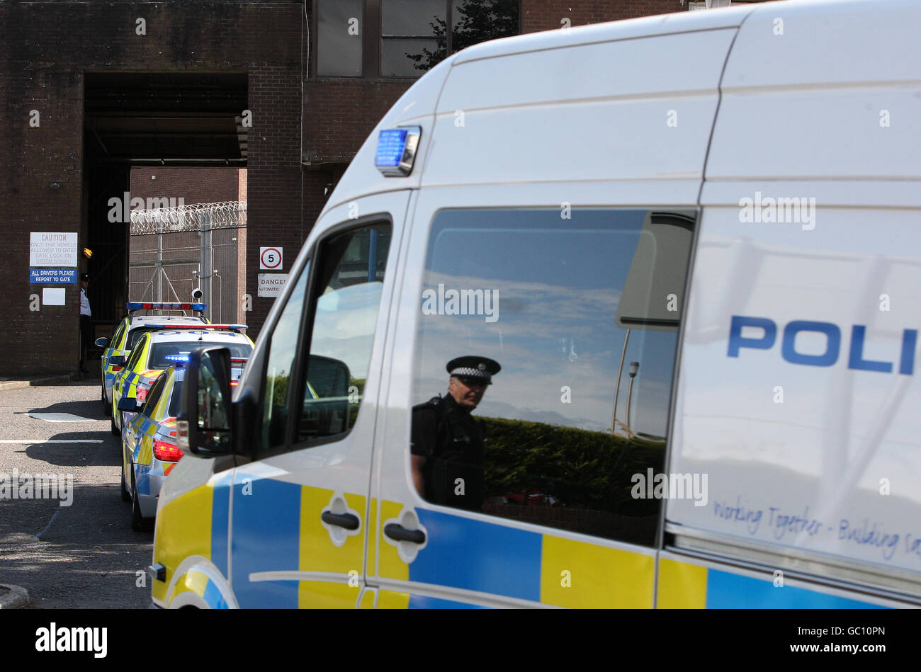 Strathclyde Police convoy arriving at Greenock Prison Stock Photo - Alamy