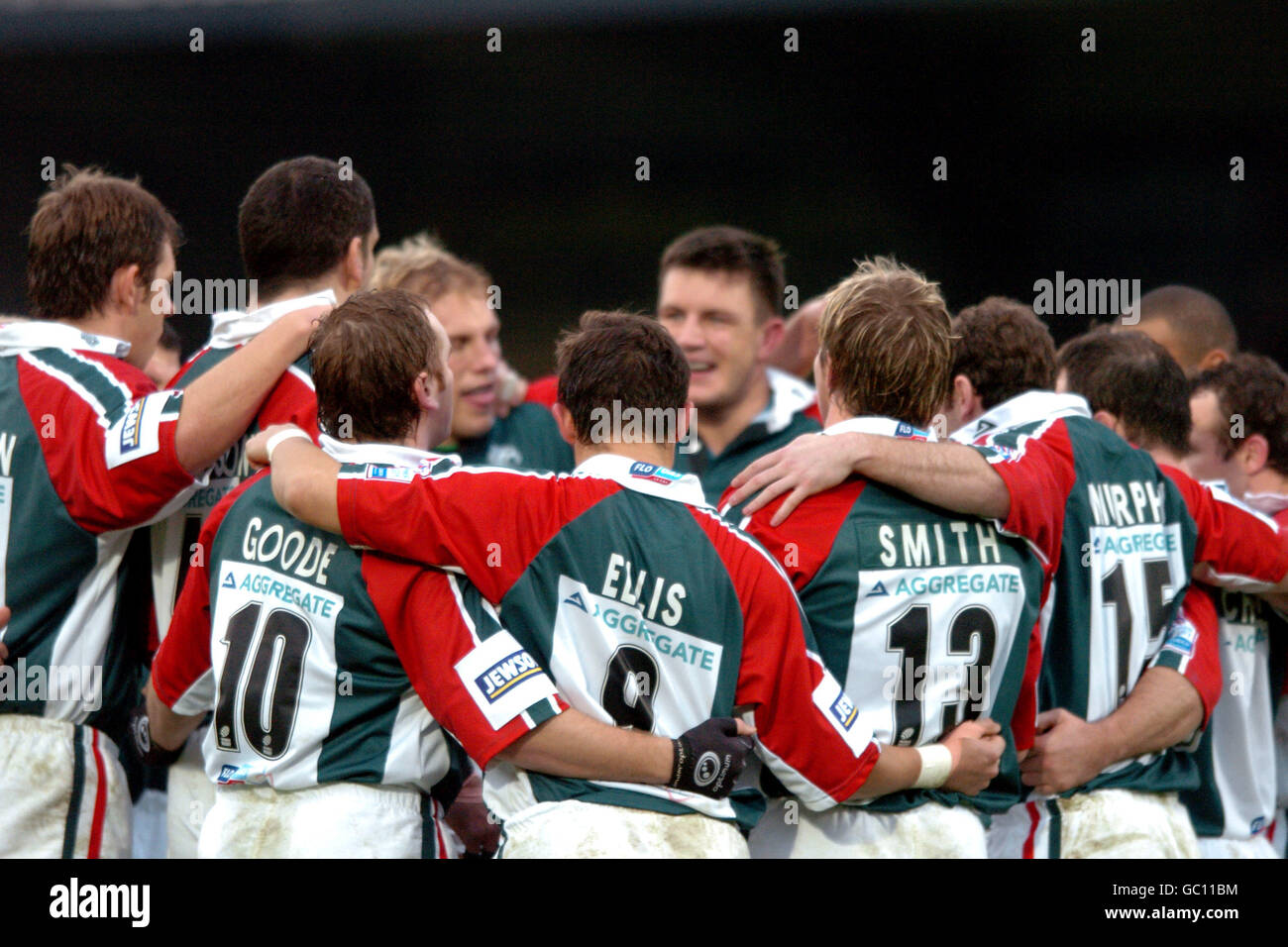 Leicester tigers team huddle hi-res stock photography and images - Alamy