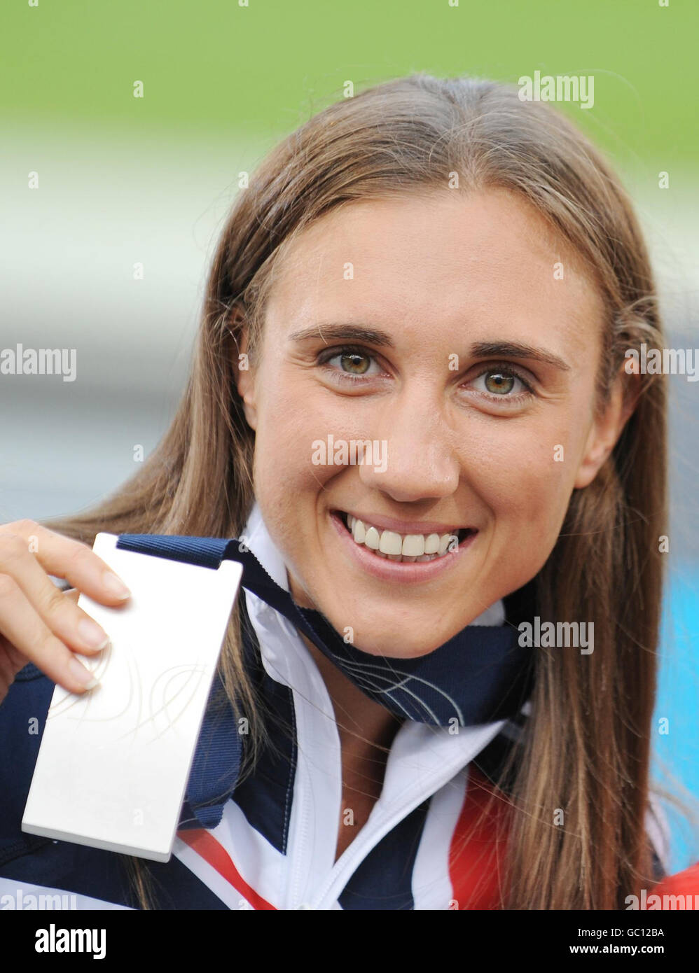 Great Britain's Lisa Dobriskey with her silver medal for her ...