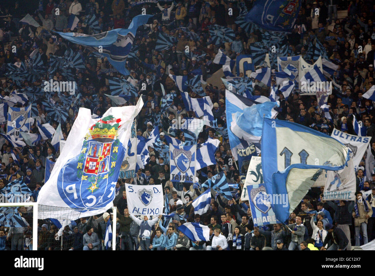 Chelsea fc fans hi-res stock photography and images - Alamy