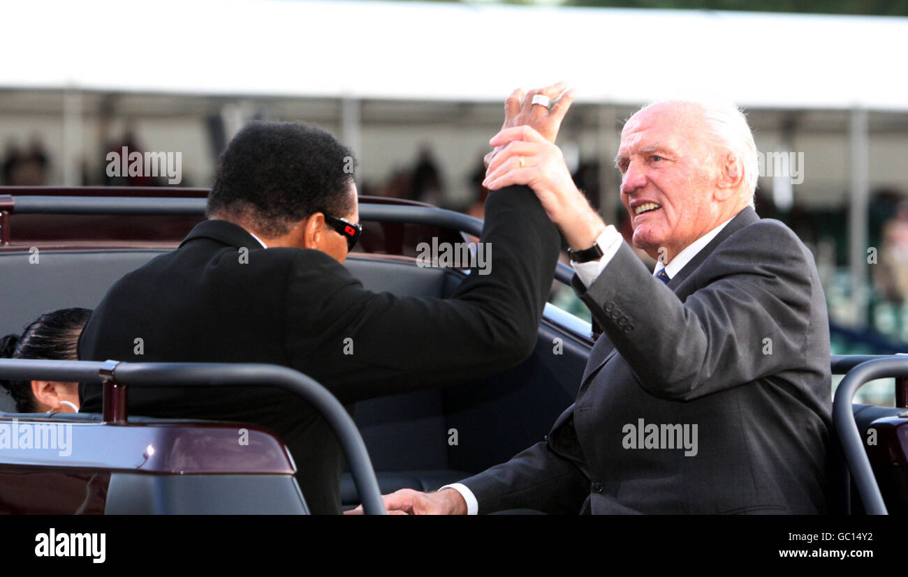 Boxer sir henry cooper hi-res stock photography and images - Alamy