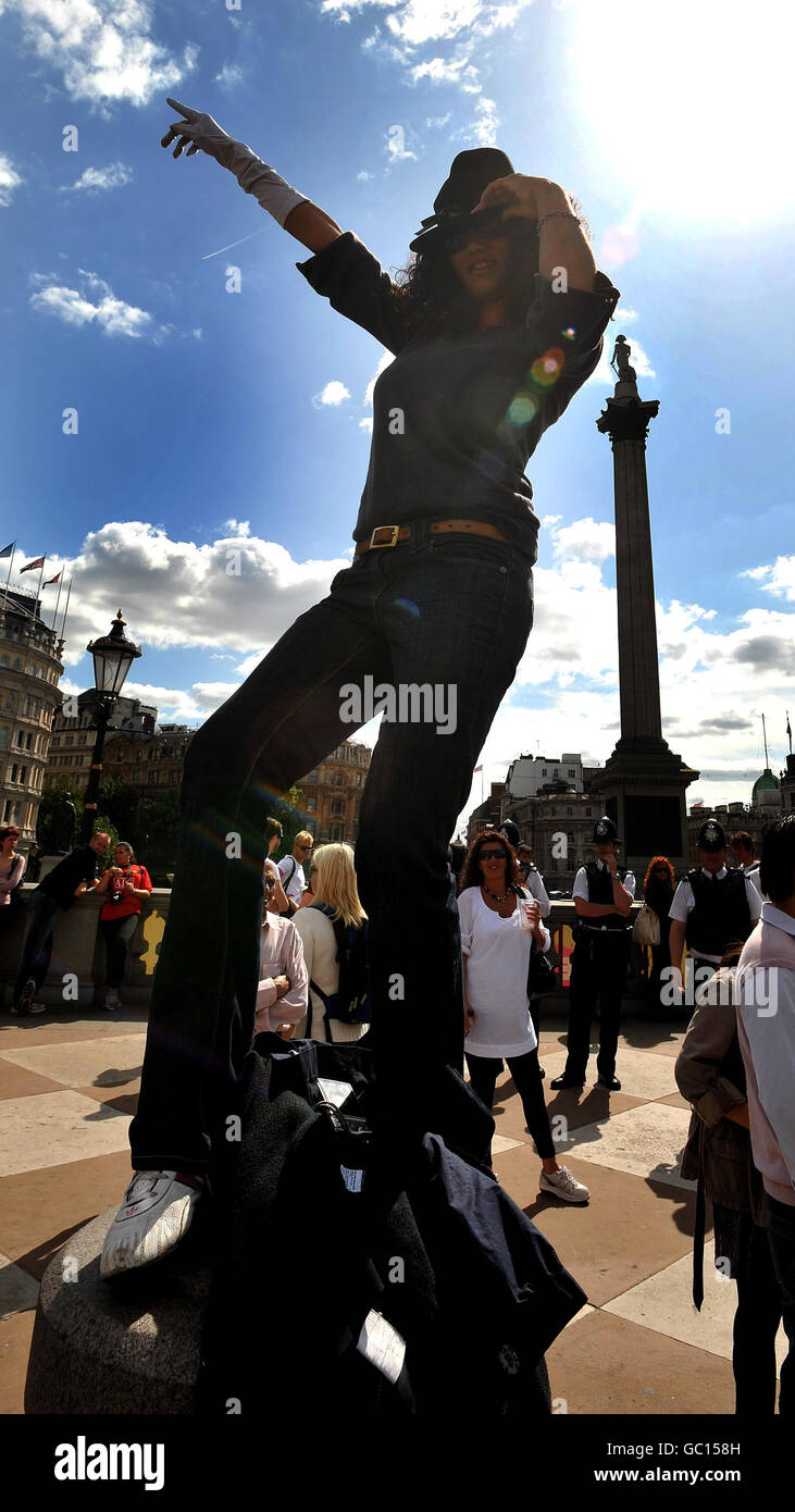 Thriller dance in Trafalgar Square Stock Photo - Alamy