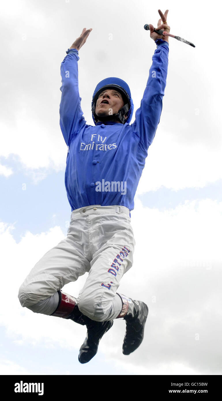 Horse racing cheering hi-res stock photography and images - Alamy