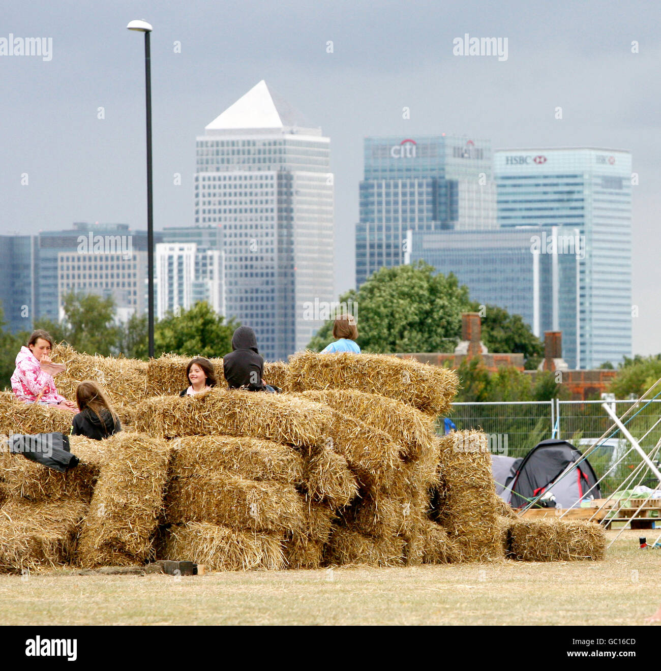 Children playing on hay bales hi-res stock photography and images - Alamy