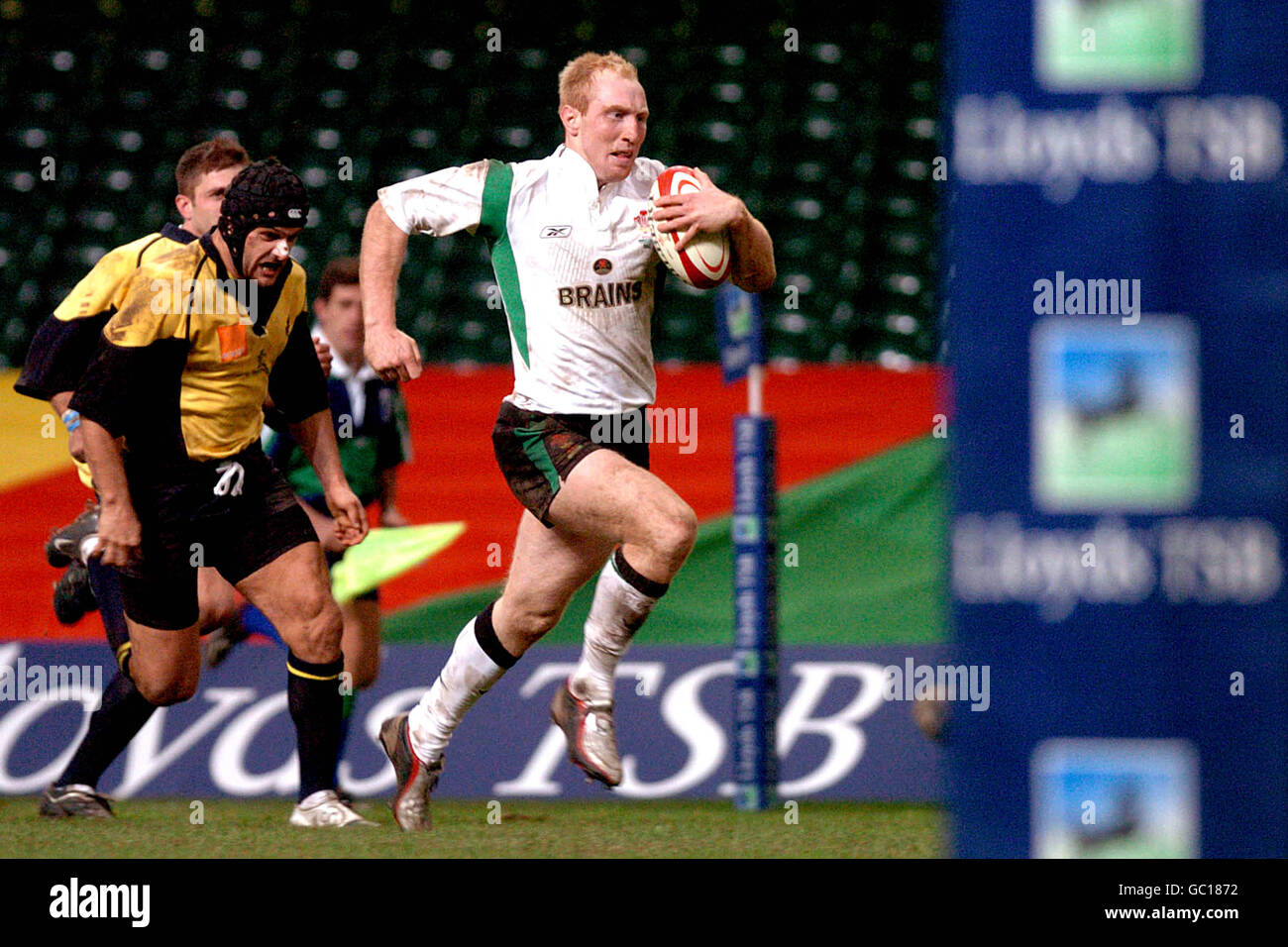 Wales' Tom Shanklin scores one of his four tries against Romania Stock ...