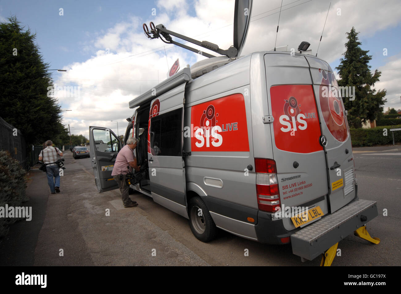 Satellite van hi-res stock photography and images - Alamy