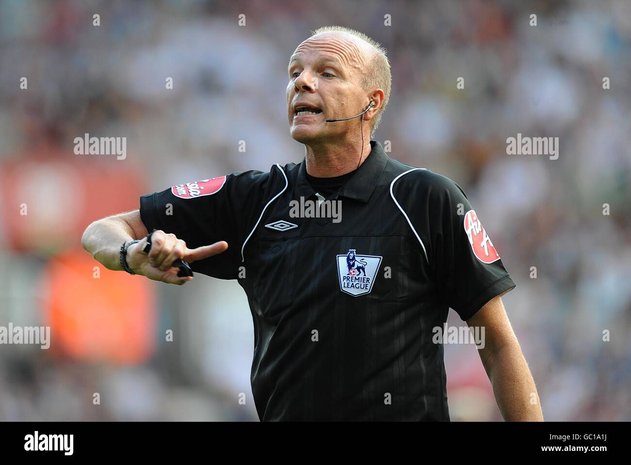 Football referee steve bennett hi-res stock photography and images - Alamy