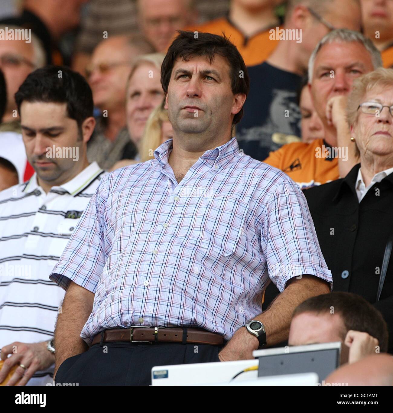 Former footballer steve mackenzie in stands hi-res stock photography ...