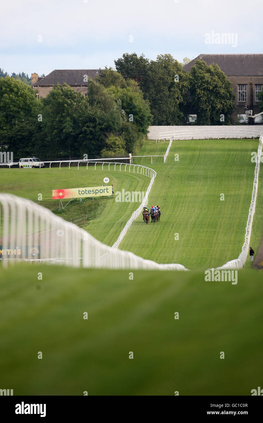 Horse Racing - Italian Night - Hamilton. General view of runners and ...