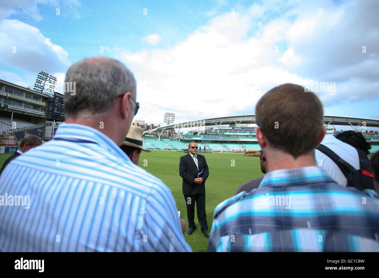 Cricket - Preparing the Pitch at the Brit Oval Stock Photo - Alamy
