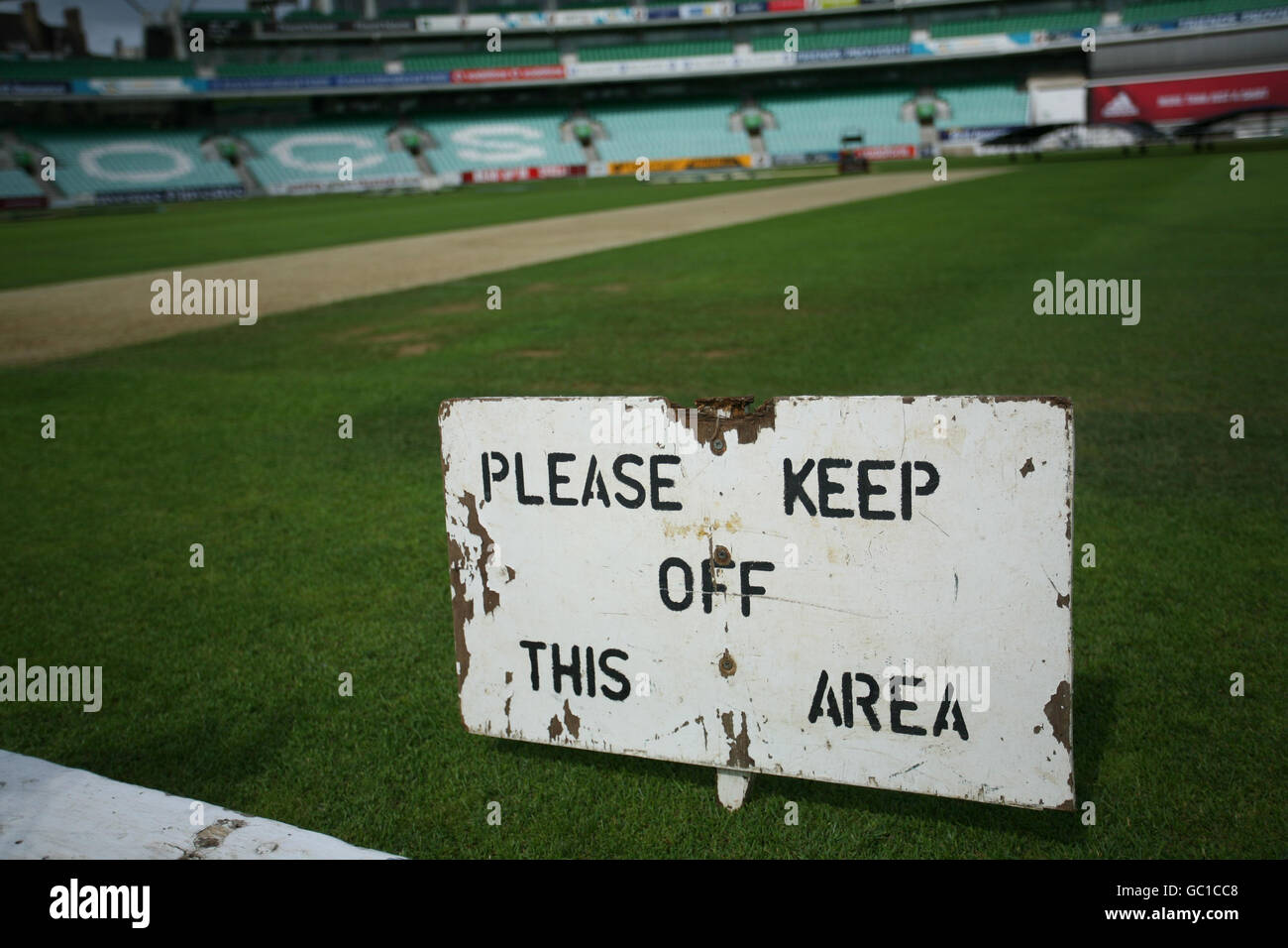 Keep off the cricket pitch sign hi-res stock photography and images - Alamy