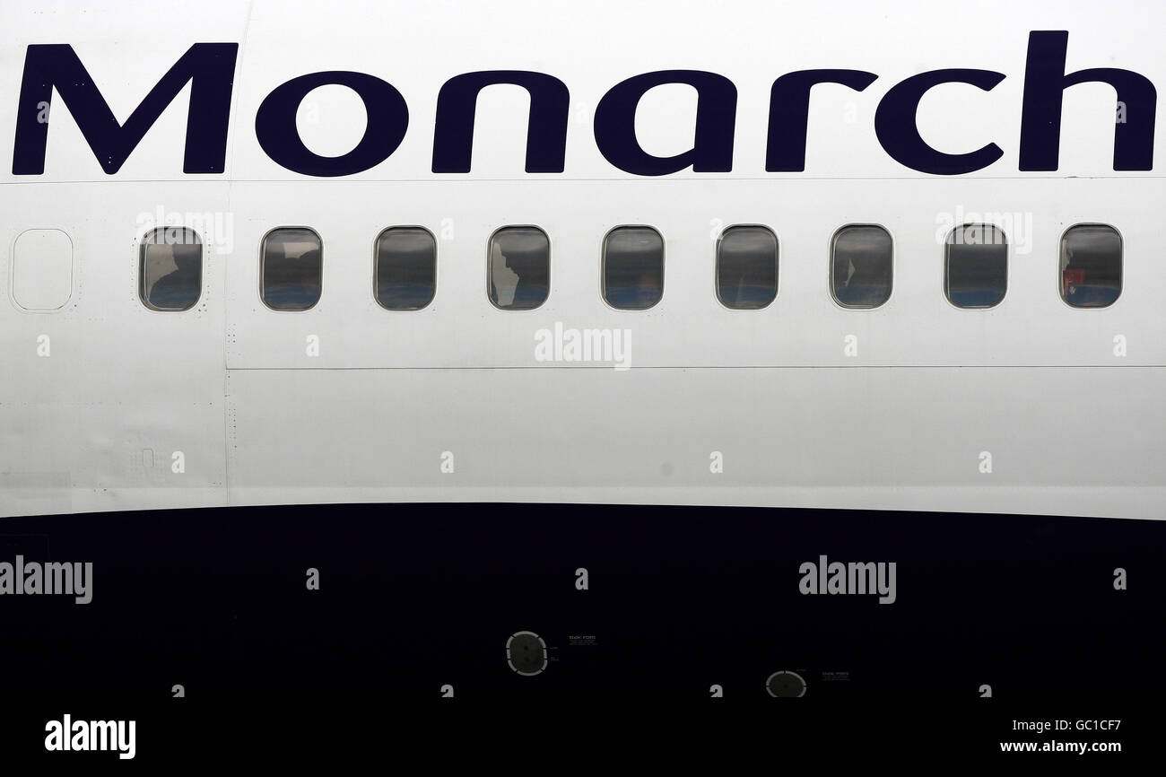 Monarch plane lands at manchester airport hi-res stock photography and ...