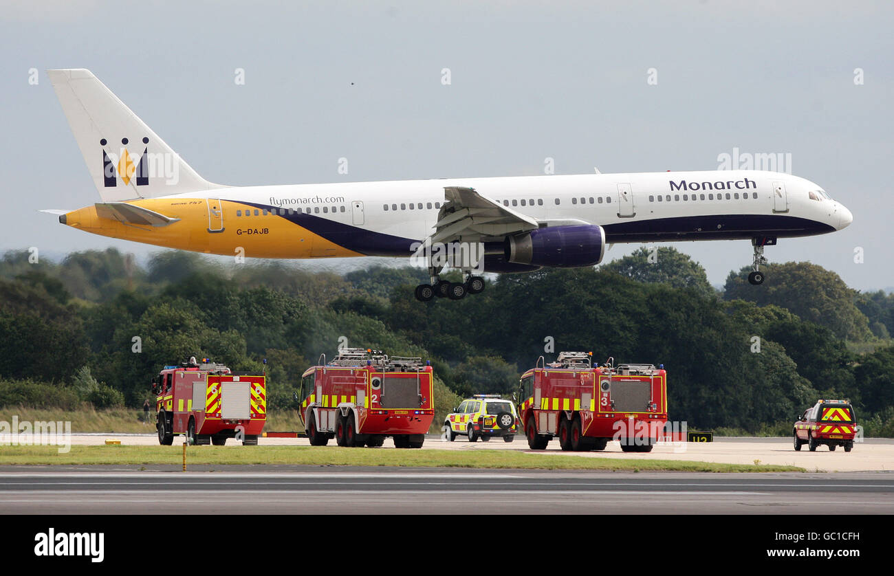 Monarch plane lands at manchester airport hi-res stock photography and ...