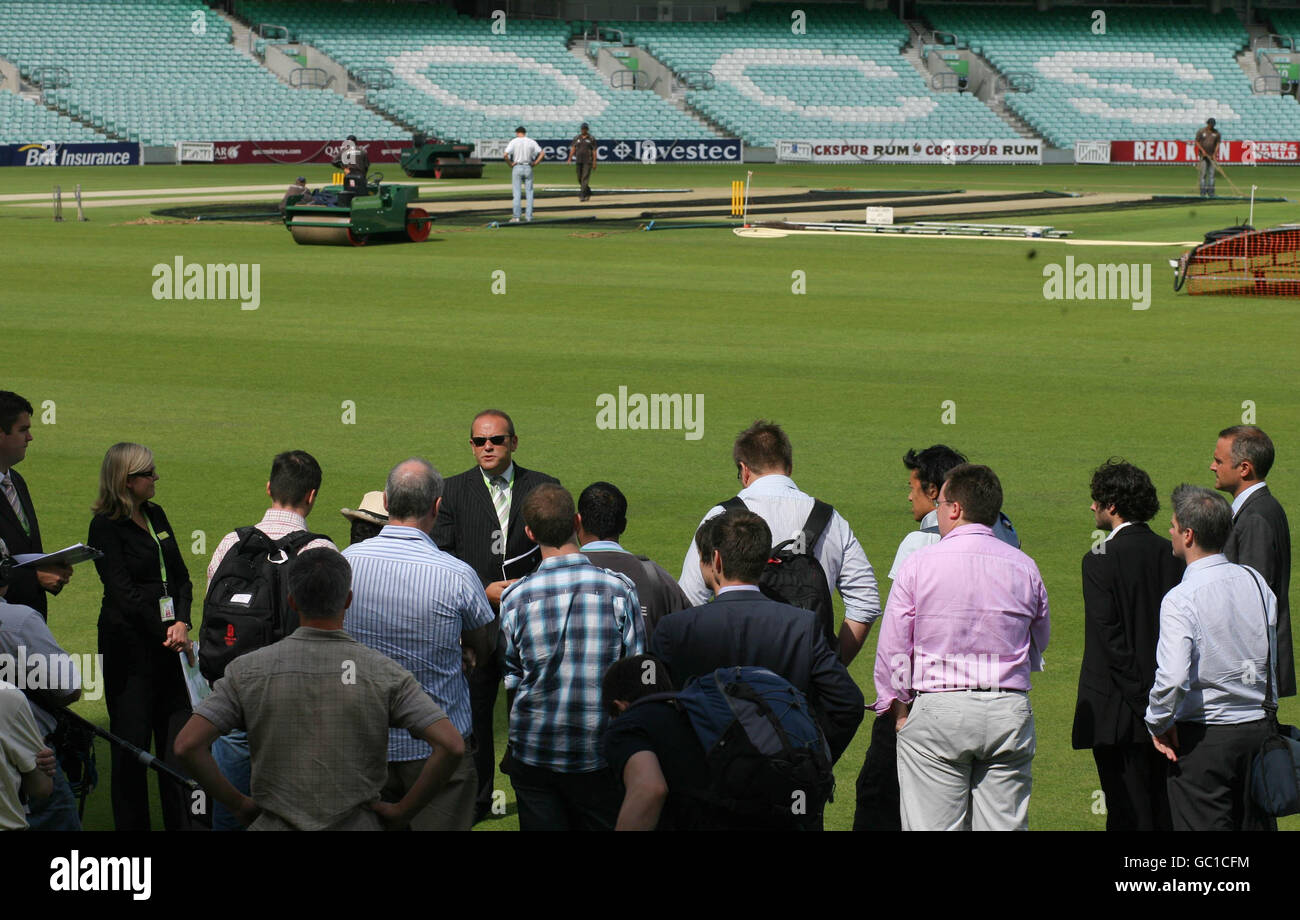 Cricket - Preparing the Pitch at the Brit Oval Stock Photo - Alamy