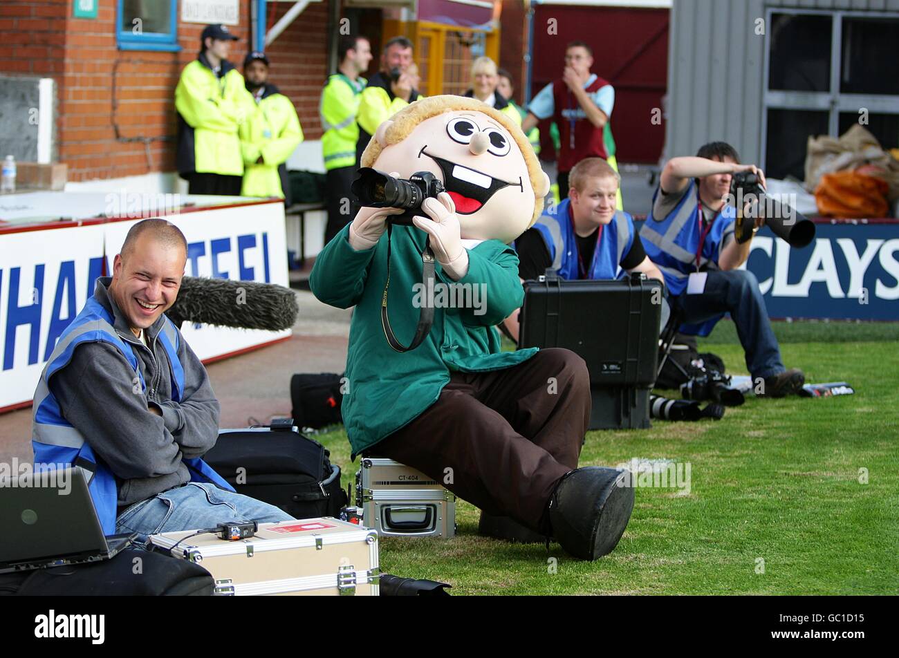 A mascot tries hand photography hi-res stock photography and images - Alamy