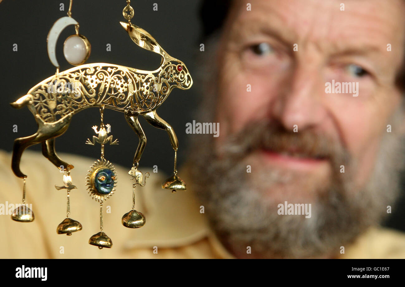 Kit williams golden hare hi-res stock photography and images - Alamy