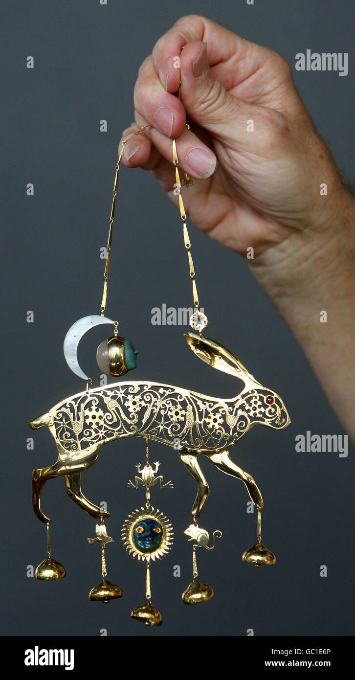 Kit williams golden hare hi-res stock photography and images - Alamy