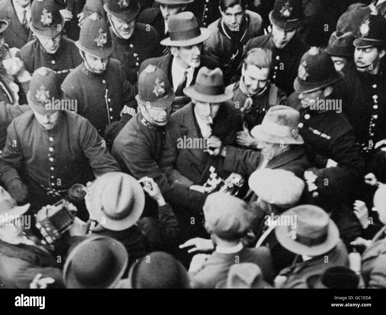 Cardiff city football fans crowd hi-res stock photography and images ...