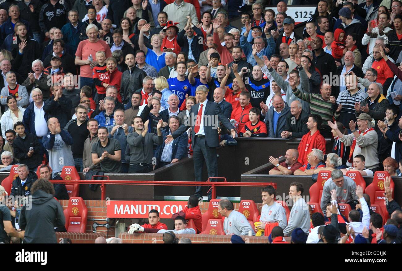 Wenger arsenal old trafford sent off hi-res stock photography and ...