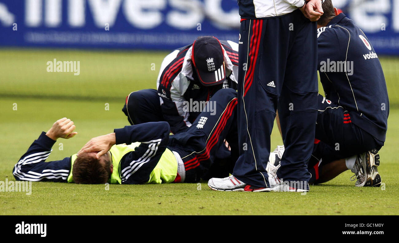 Injured cricket player hi-res stock photography and images - Alamy