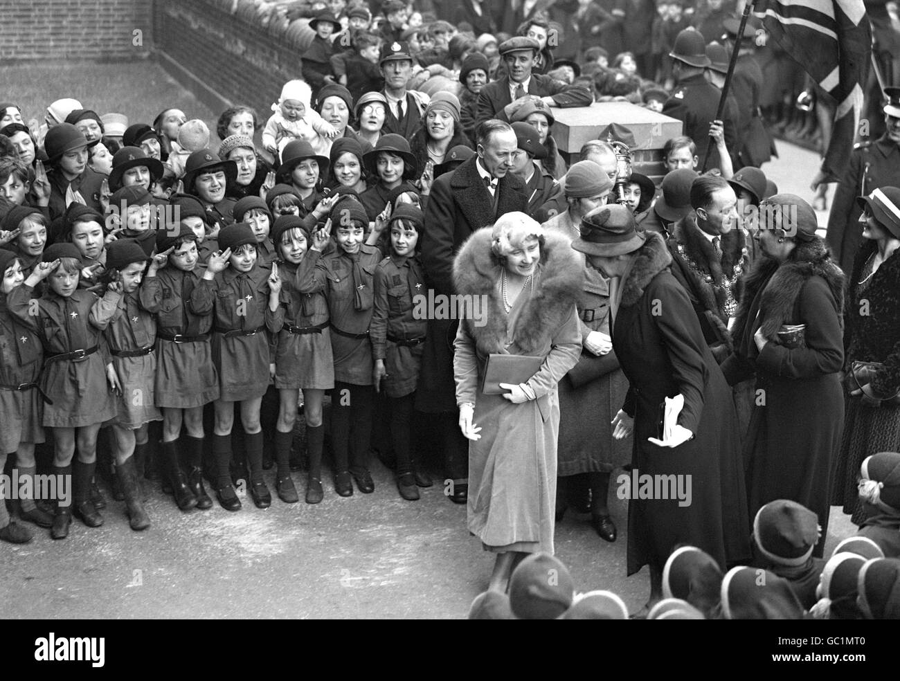 Visits stepney in the east end of london in 1933 hi-res stock ...