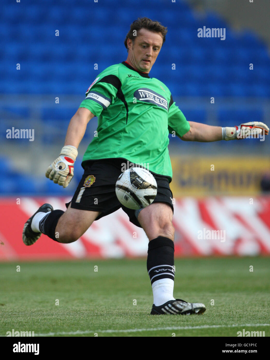 Dagenham and redbridge goalkeeper tony roberts hi-res stock photography ...