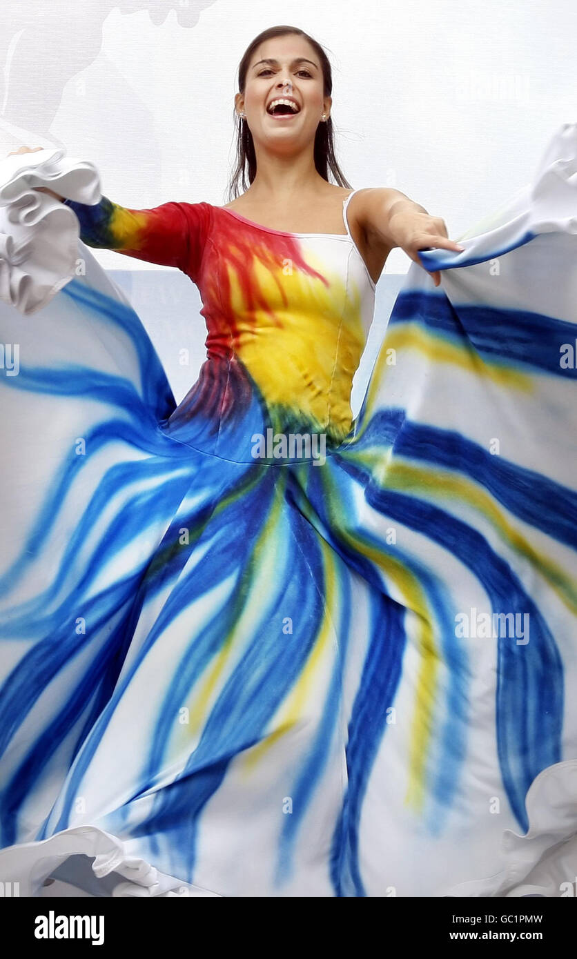 Standalone: A dancer from Venezuela Viva Show on the Royal Miles in ...