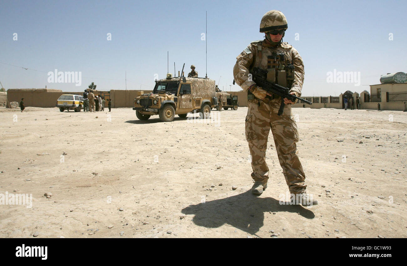 Members of The 40th Regiment The Royal Artillery during a patrol in ...