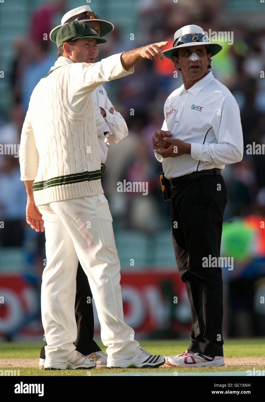 Umpire billy bowden hi-res stock photography and images - Alamy