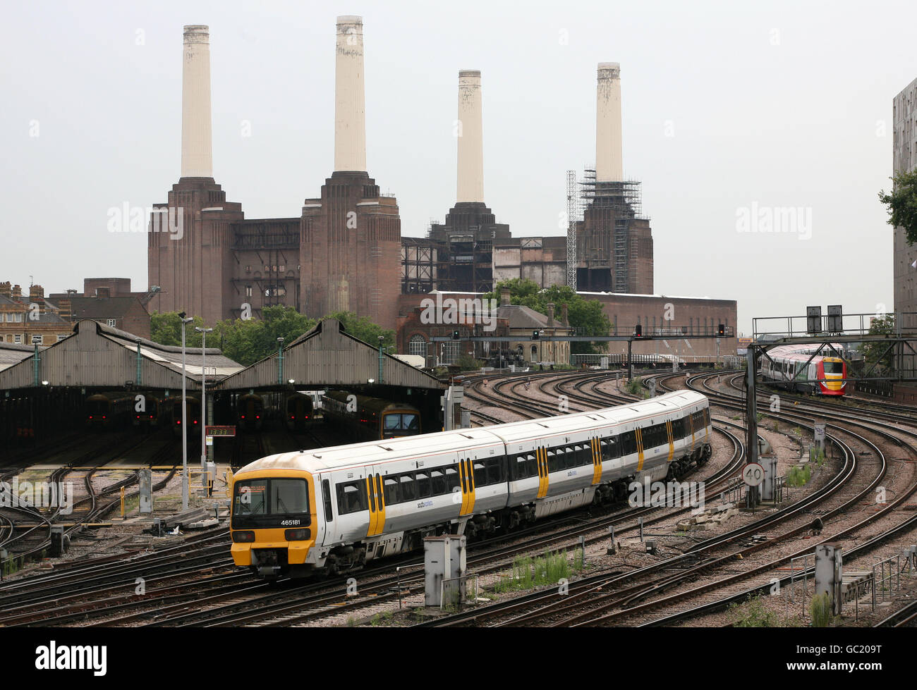 A Southeastern train on the approach into London Victoria station Stock ...