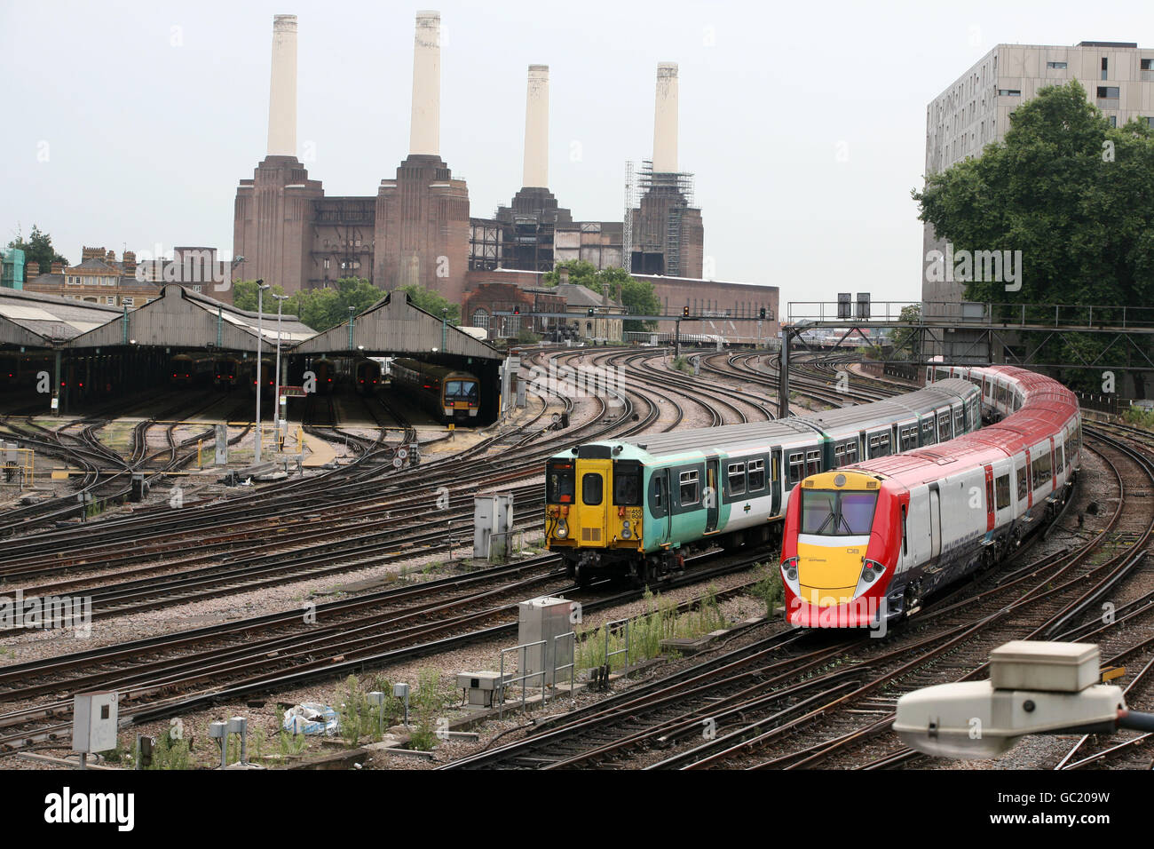 A southern train on the approach into london victoria station hi-res ...