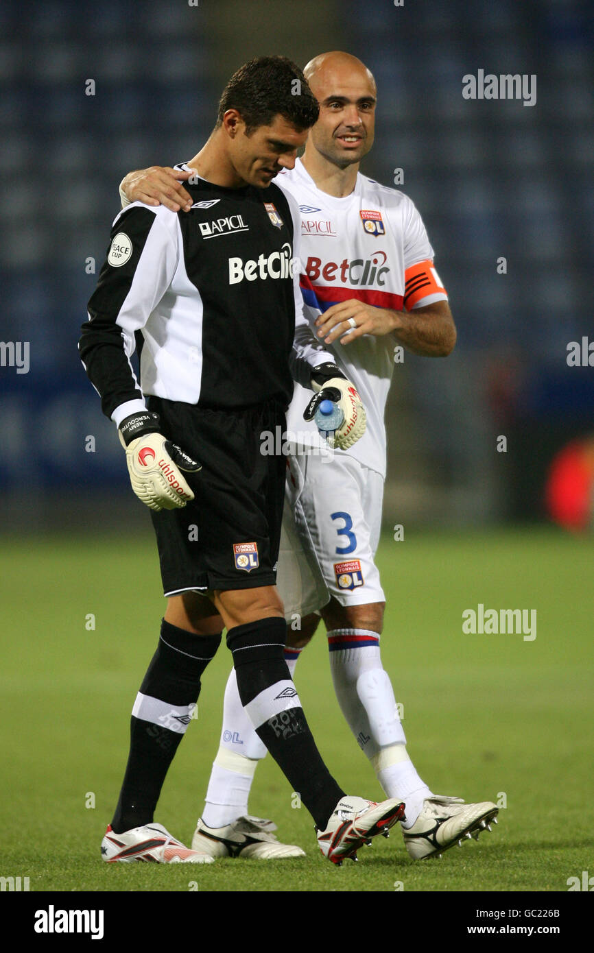 Olympique Lyonnais' Cris with goalkeeper Remy Vercoutre (left Stock ...