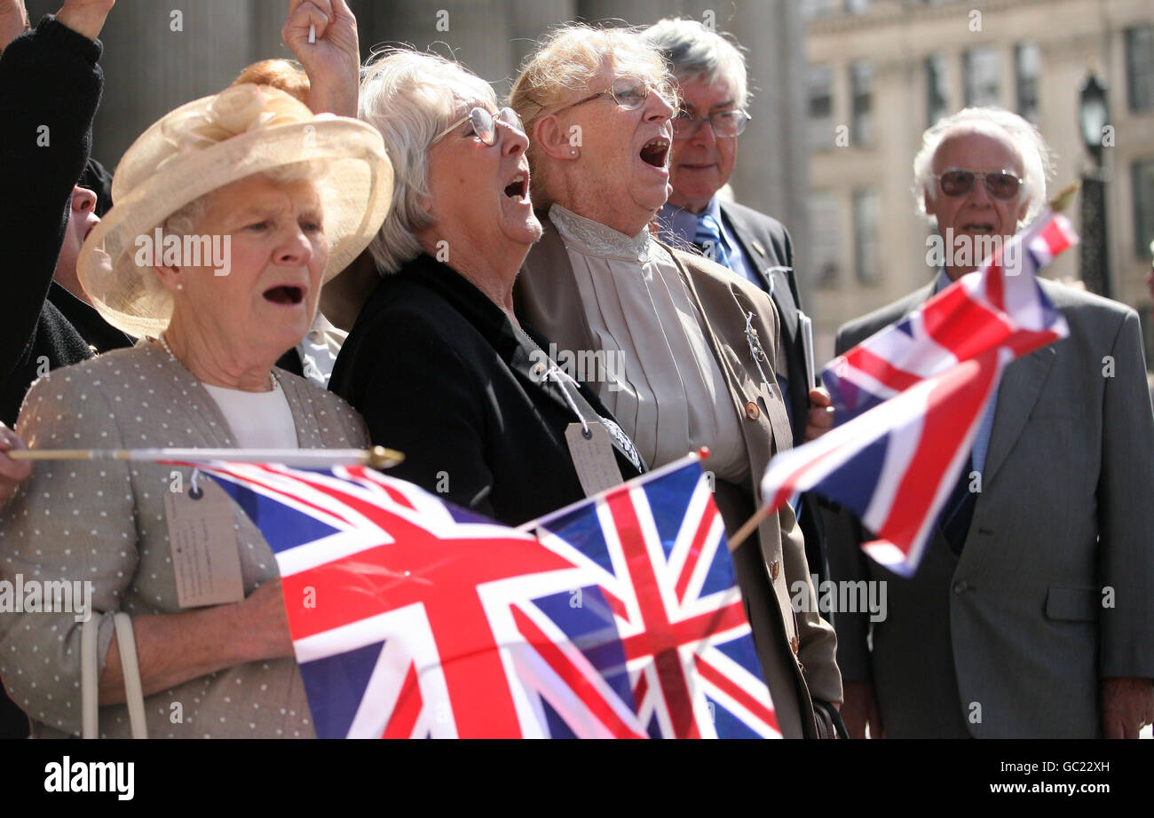 Female singing wwii hi-res stock photography and images - Alamy