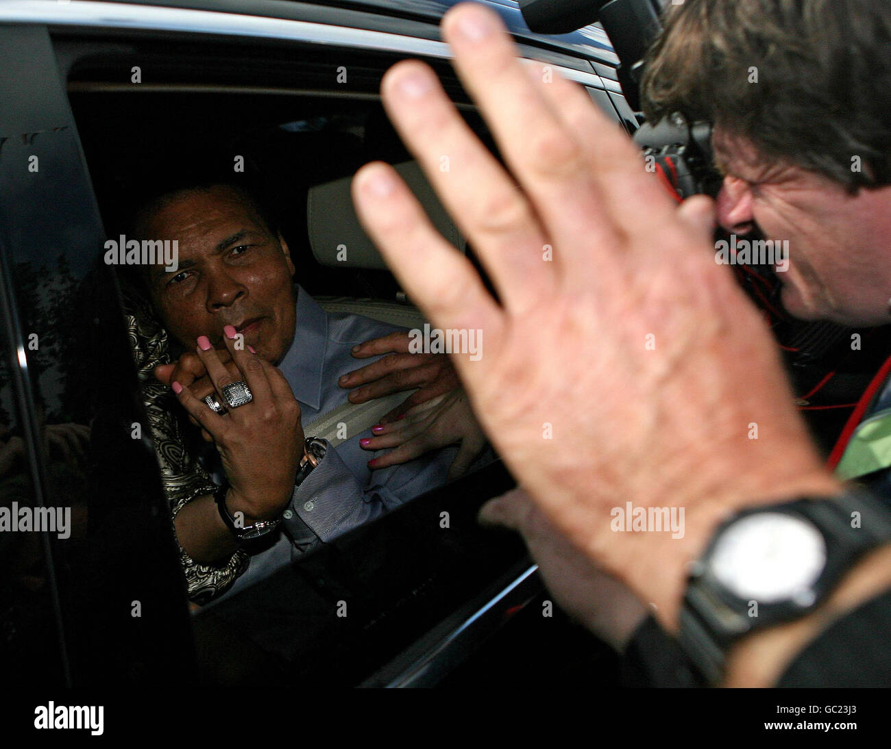 Boxing legend Muhammad Ali is mobbed by fans as he arrived in Co.Clare ...