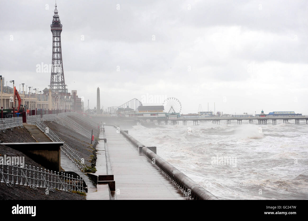 Heavy waves batter blackpools promenade hi-res stock photography and ...