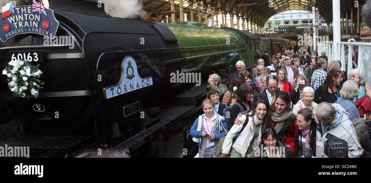The winton train arrives at liverpool street station in london hi-res ...